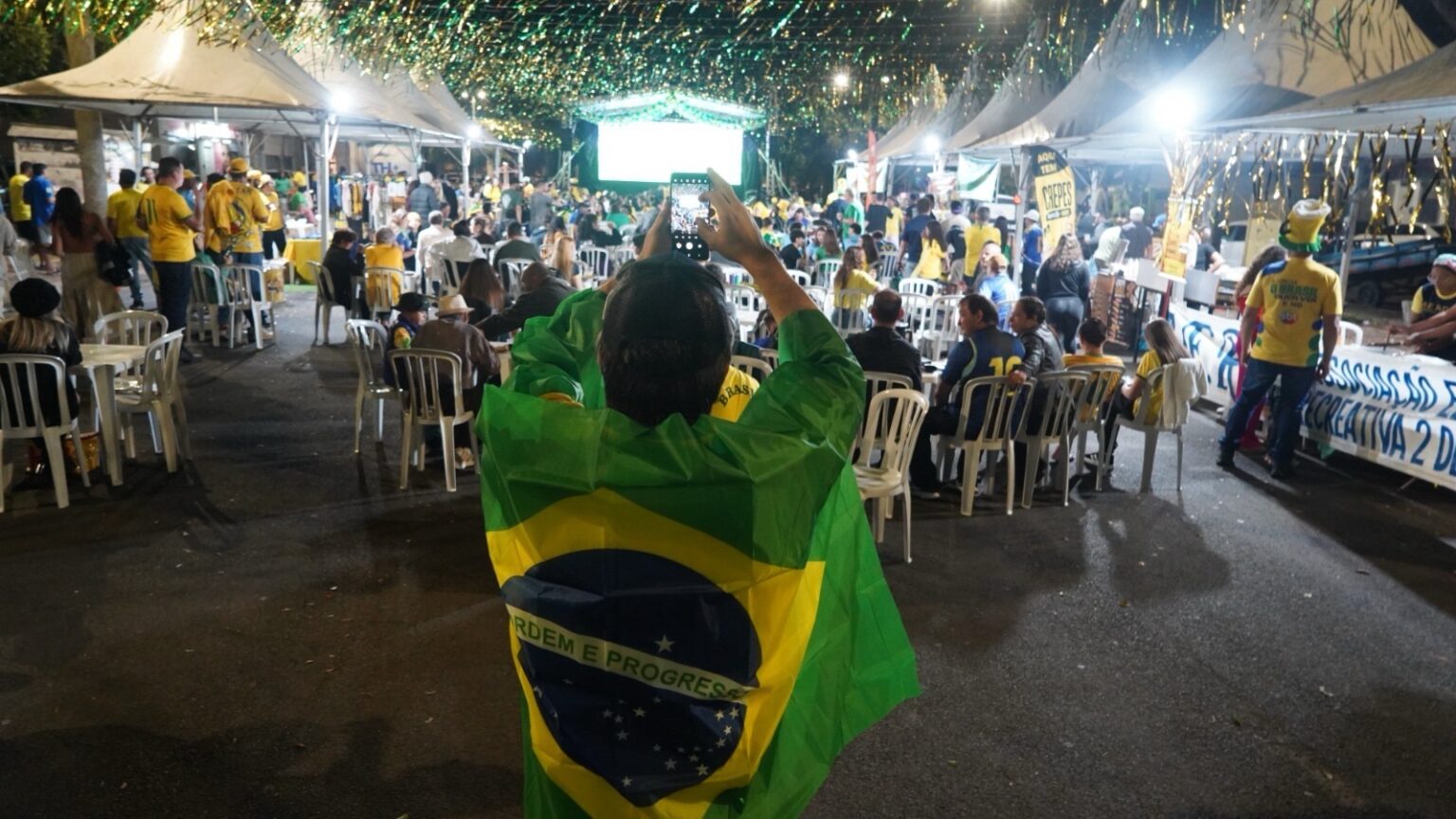 Copa na Praça em Araçatuba agita a noite em jogo do Brasil - Araçatuba ...